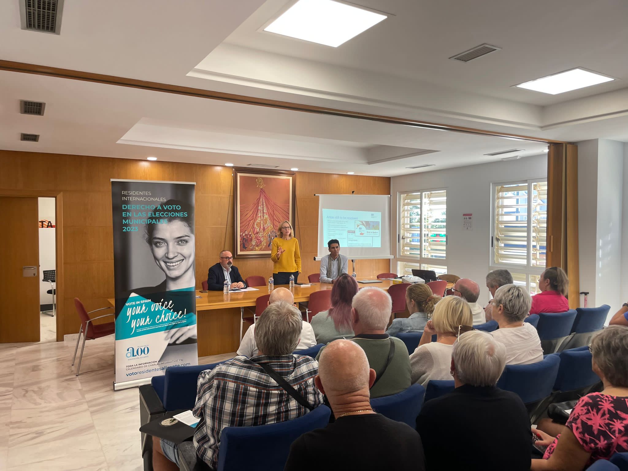 Locals listen to voting seminars - Costa Blanca People