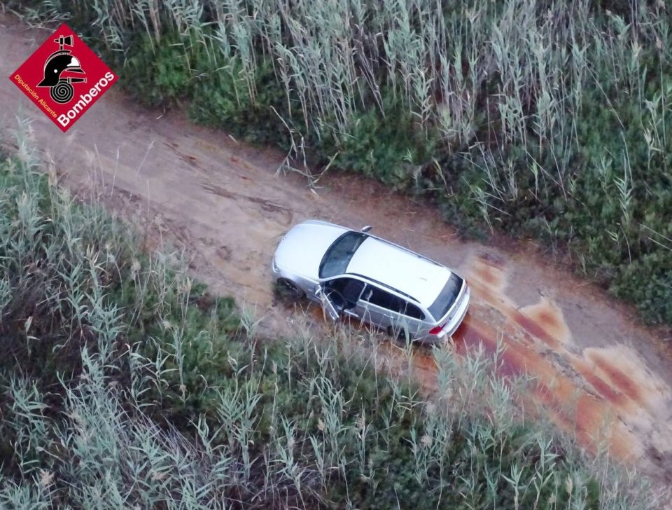 Firefighters rescue a disoriented 79-year-old man in Los Montesinos ...