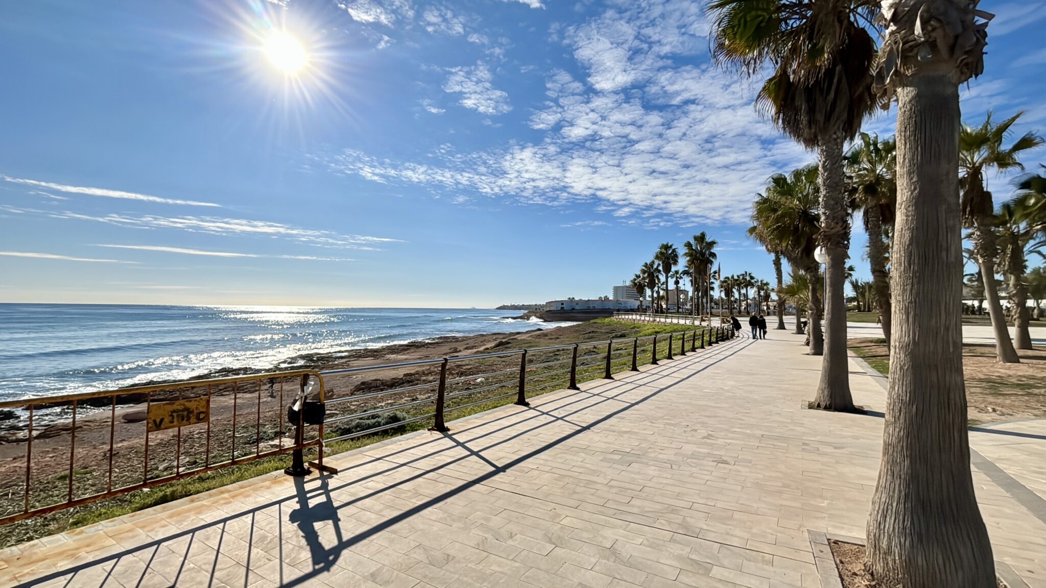 Work begins on promenade railing renovations - Costa Blanca People